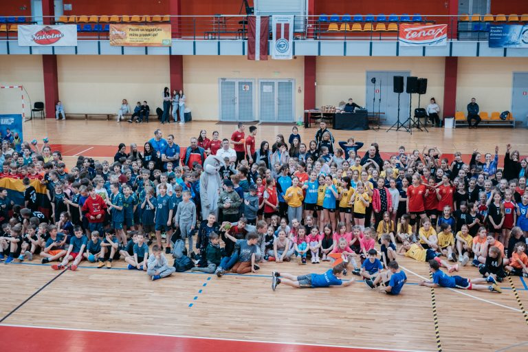 52 Latvijas un Lietuvas komandu pulkā Dobelē aizvadīts Lieldienu mini ...